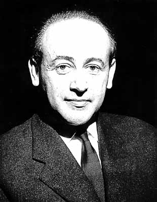 MARINES AT HEART OF NEW BRITAIN, LAND 160 MILES WEST OF RABAUL (3/8/44)